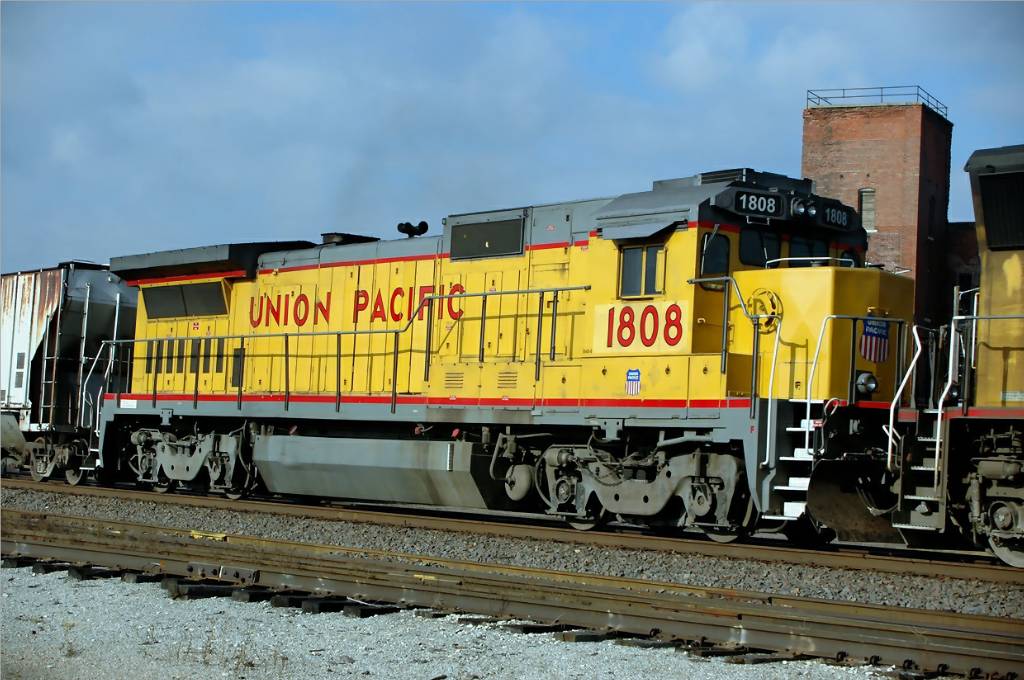 Baby Tophat on an eastbound coal drag.